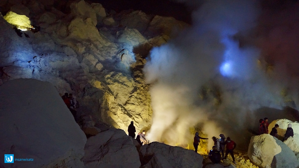 Si Api Biru, Bima Sakti, dan Penambang Belerang di Gunung Ijen